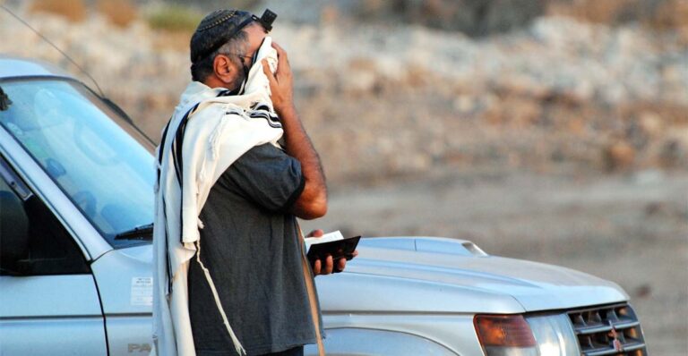 What are Jewish Strings? Different Types and Their Meanings